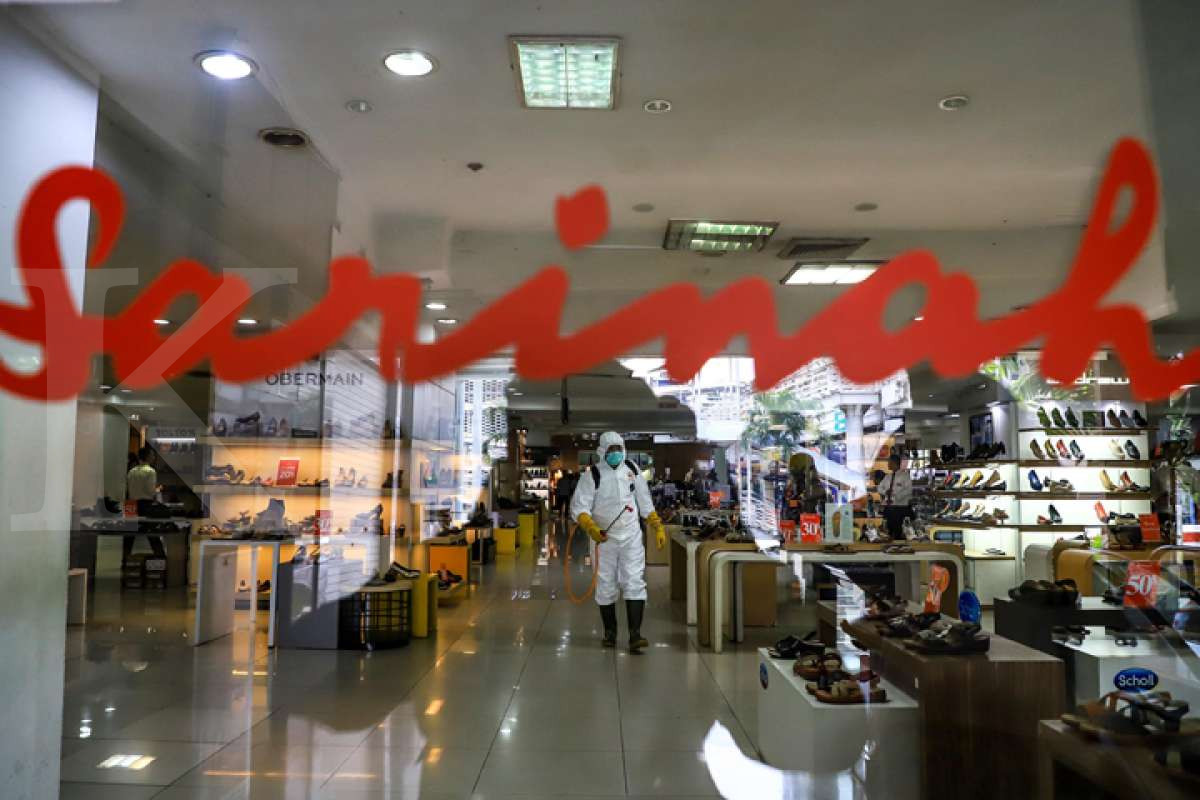 Penyemprotan disinfektan untuk cegah corona