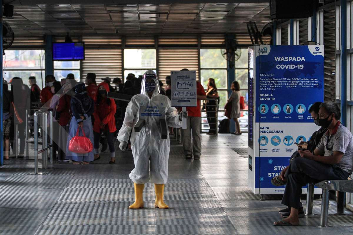 Maskot Manusia Covid di Halte TransJakarta