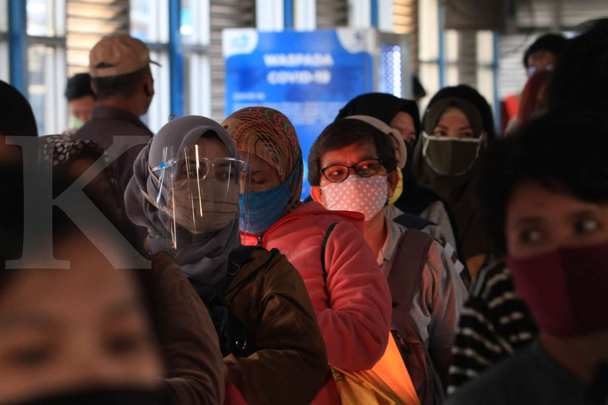 Maskot Manusia Covid di Halte TransJakarta