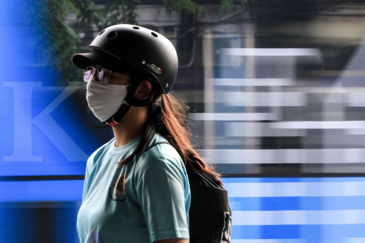 Maskot Manusia Covid di Halte TransJakarta