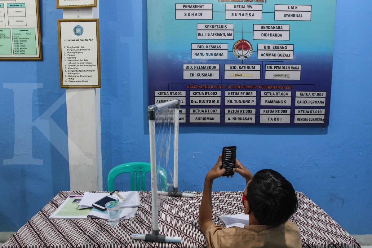 Belajar bersama di balai warga dengan fasilitas internet gratis JakWifi