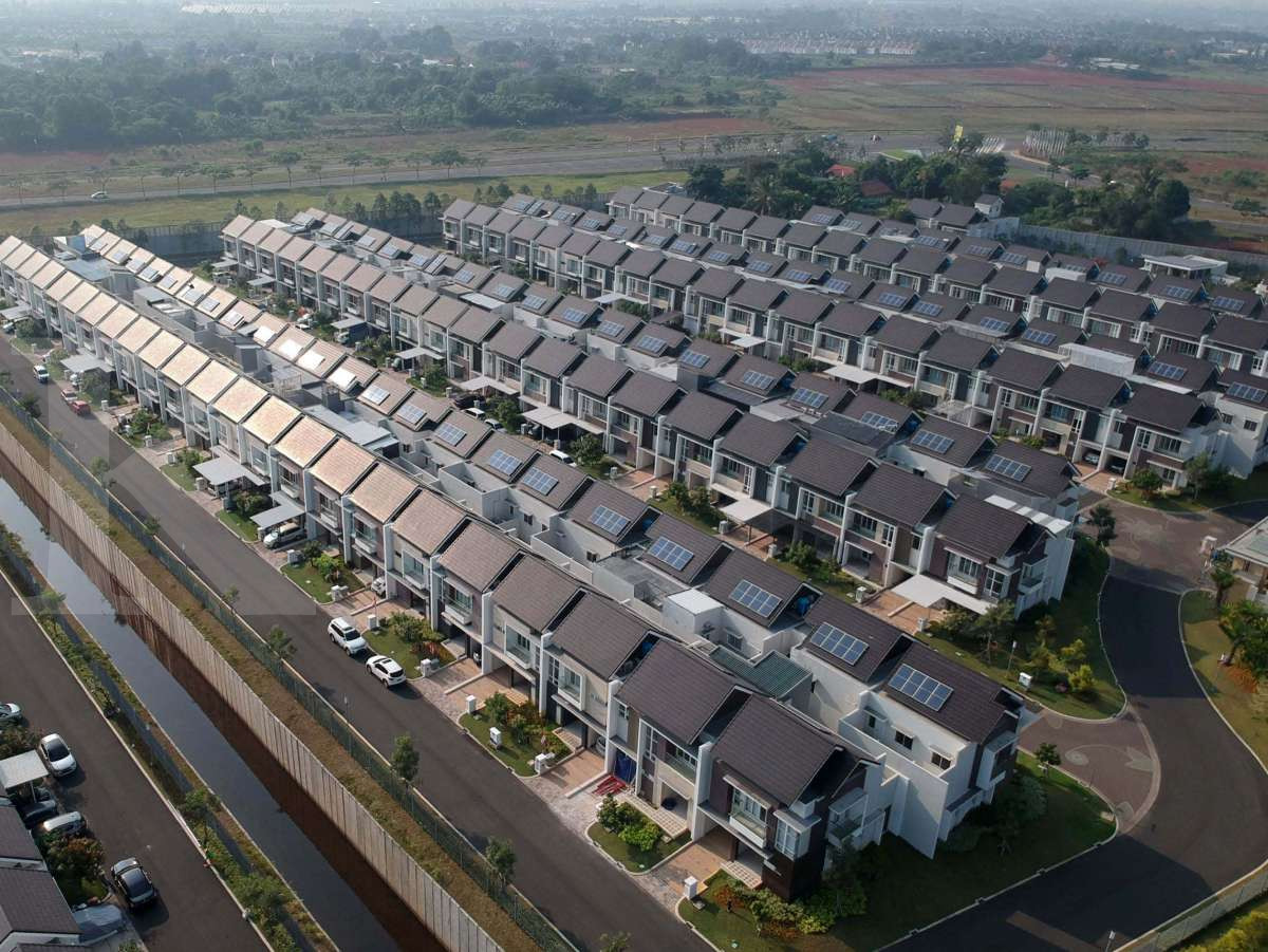 Fasilitas PLTS atap pada unit hunian perumahan baru
